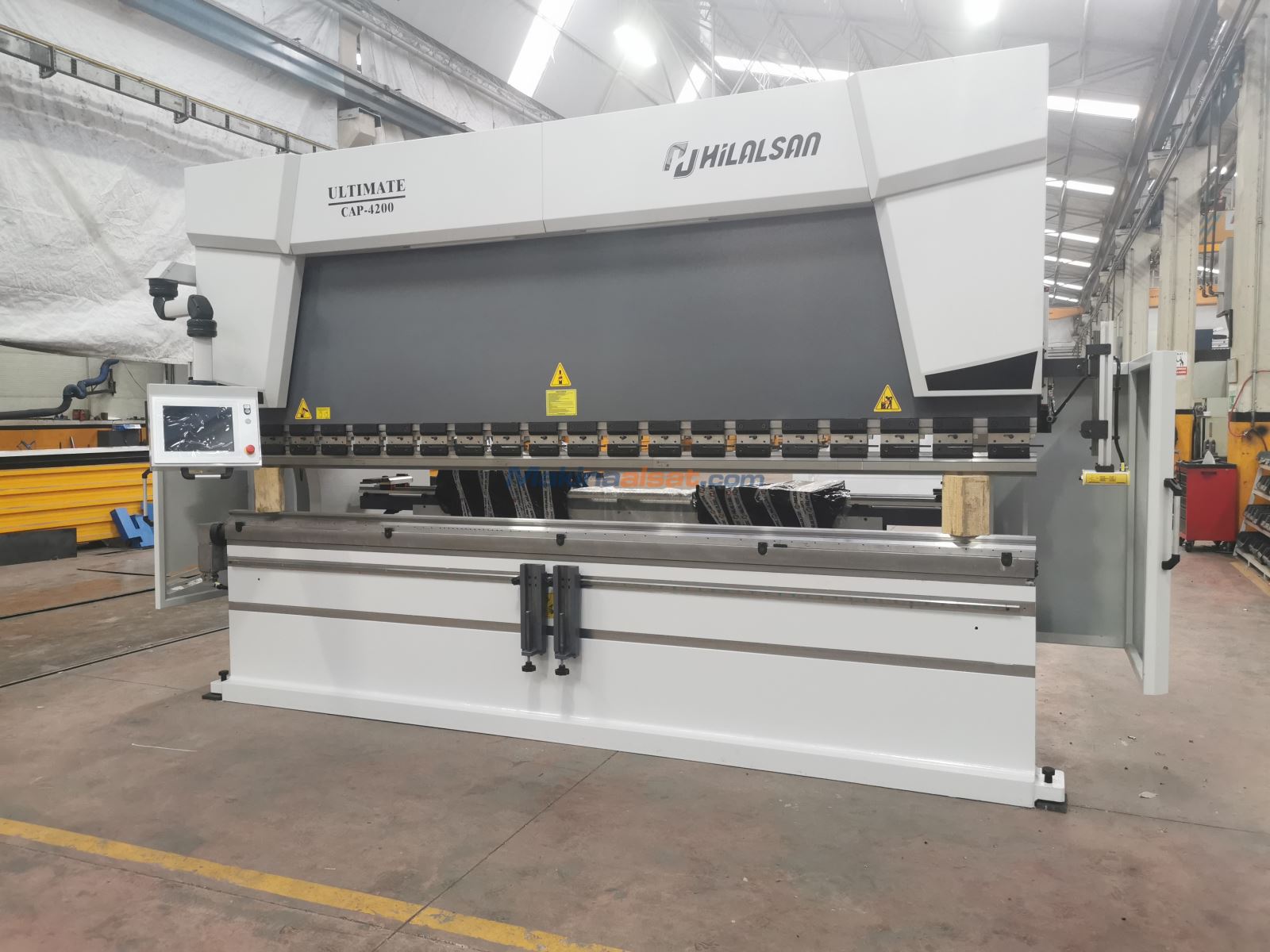 Satılık ikinci el HİLALSAN 4 METRE 200 TON 4 EKSEN CNC ABKANT PRES ...