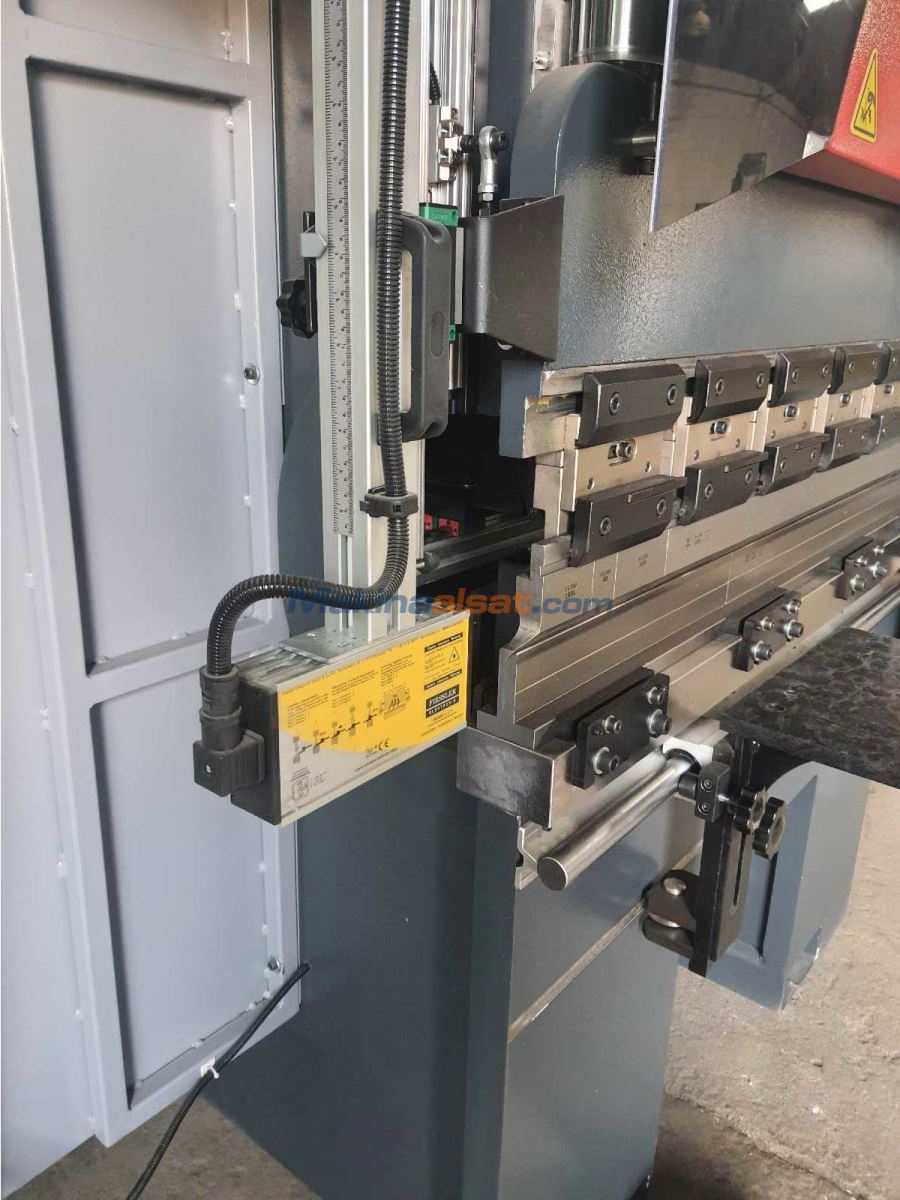 Isıtan 1250 mm 40 Ton 4 Eksen Cnc Abkant Pres Used Press Brakes machine ...