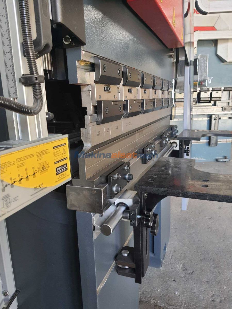 Isıtan 1250 mm 40 Ton 4 Eksen Cnc Abkant Pres Used Press Brakes machine ...