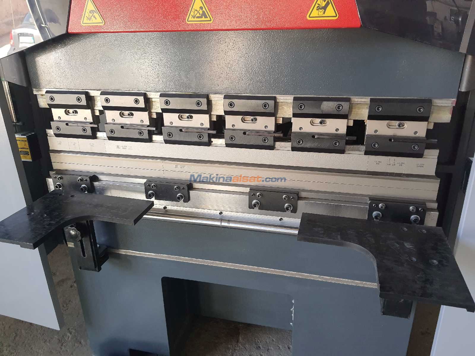 Satılık ikinci el Isıtan 1250 mm 30 Ton 4 Eksen Cnc Abkant Pres Abkant ...