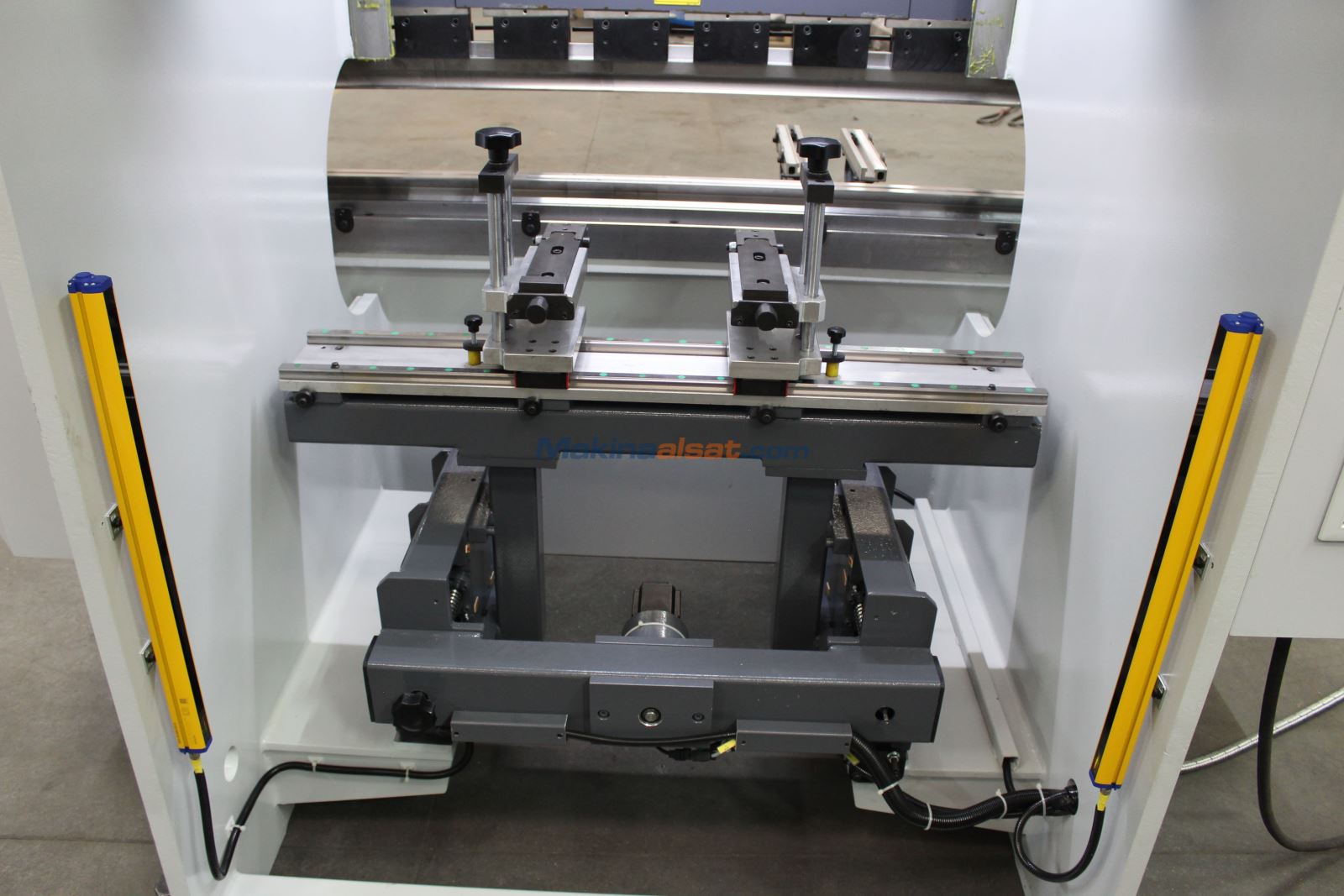 Satılık ikinci el STOKTAN TESLİM 1,5 METRE 60 TON CNC ABKANT PRES ...