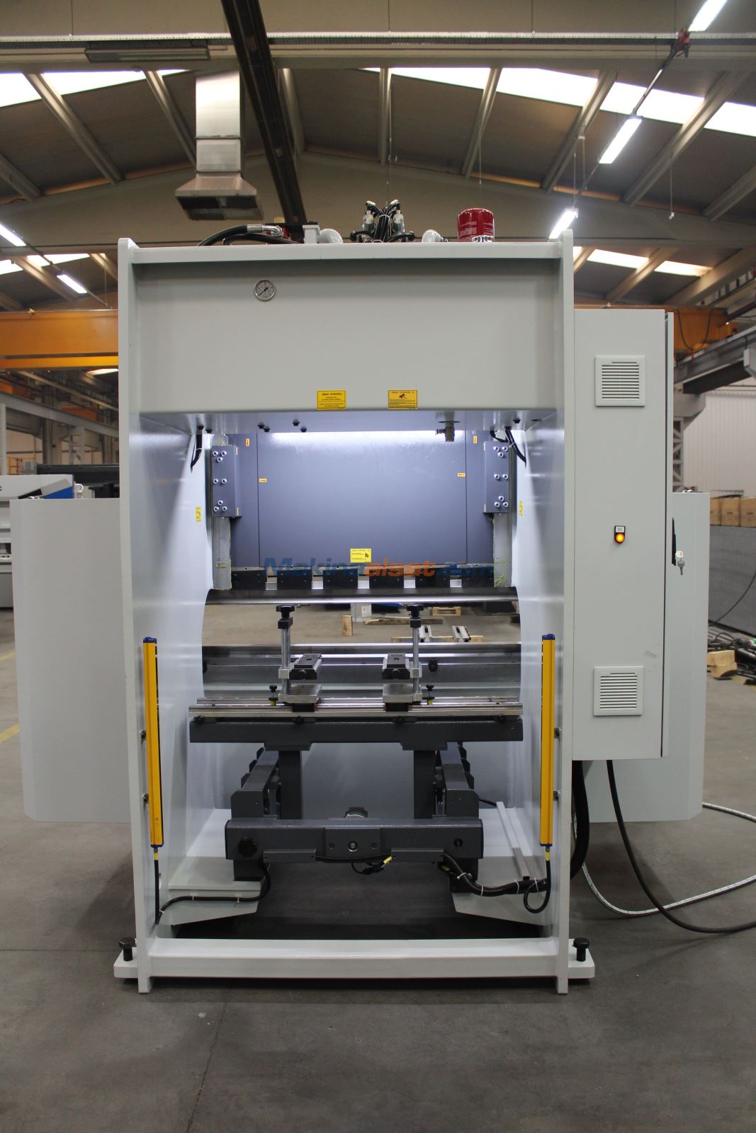 Satılık ikinci el STOKTAN TESLİM 1,5 METRE 60 TON CNC ABKANT PRES ...