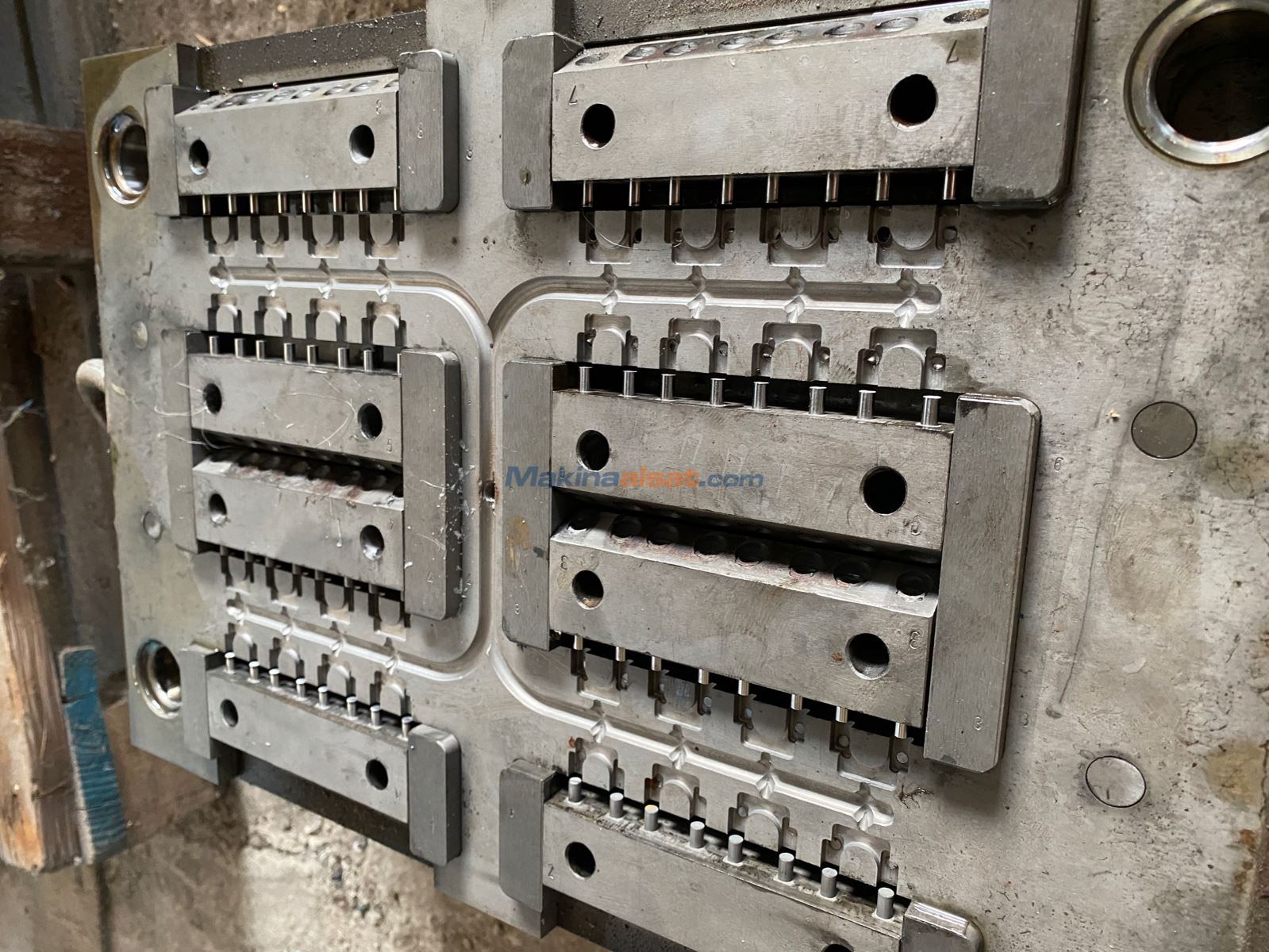 Satılık ikinci el MUHTELİF PLASTİK ENJEKSİYON KALIPLARI Plastik ...