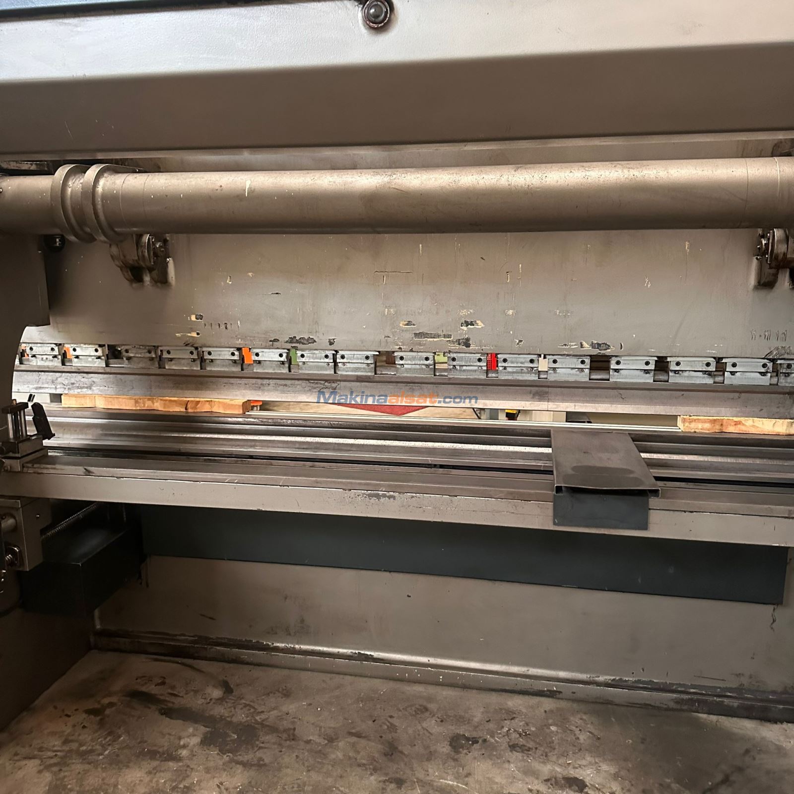 Satılık ikinci el UĞURLU MARKA 4 Metre X 300 TON NC HİDROLİK ABKANT ...