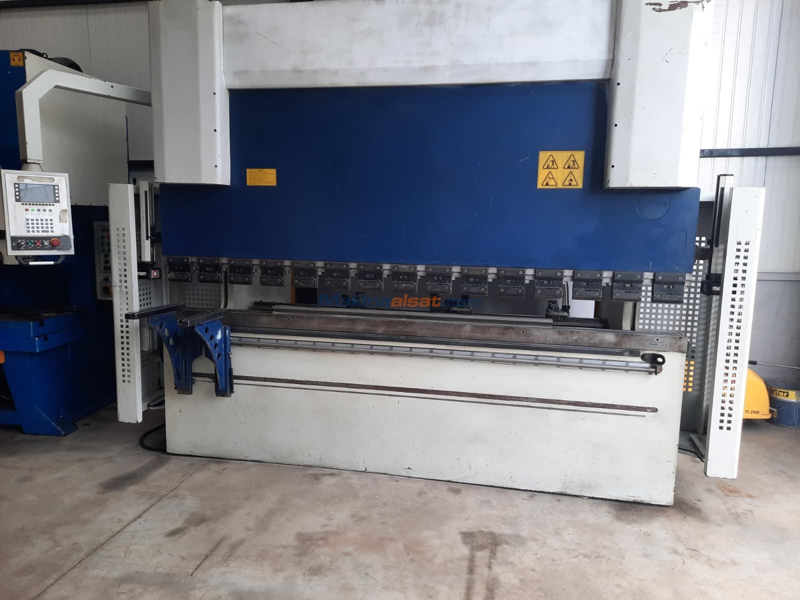 Satılık ikinci el MVD 3 METRE 135 TON 4 EKSEN CNC ABKANT PRES Abkant ...