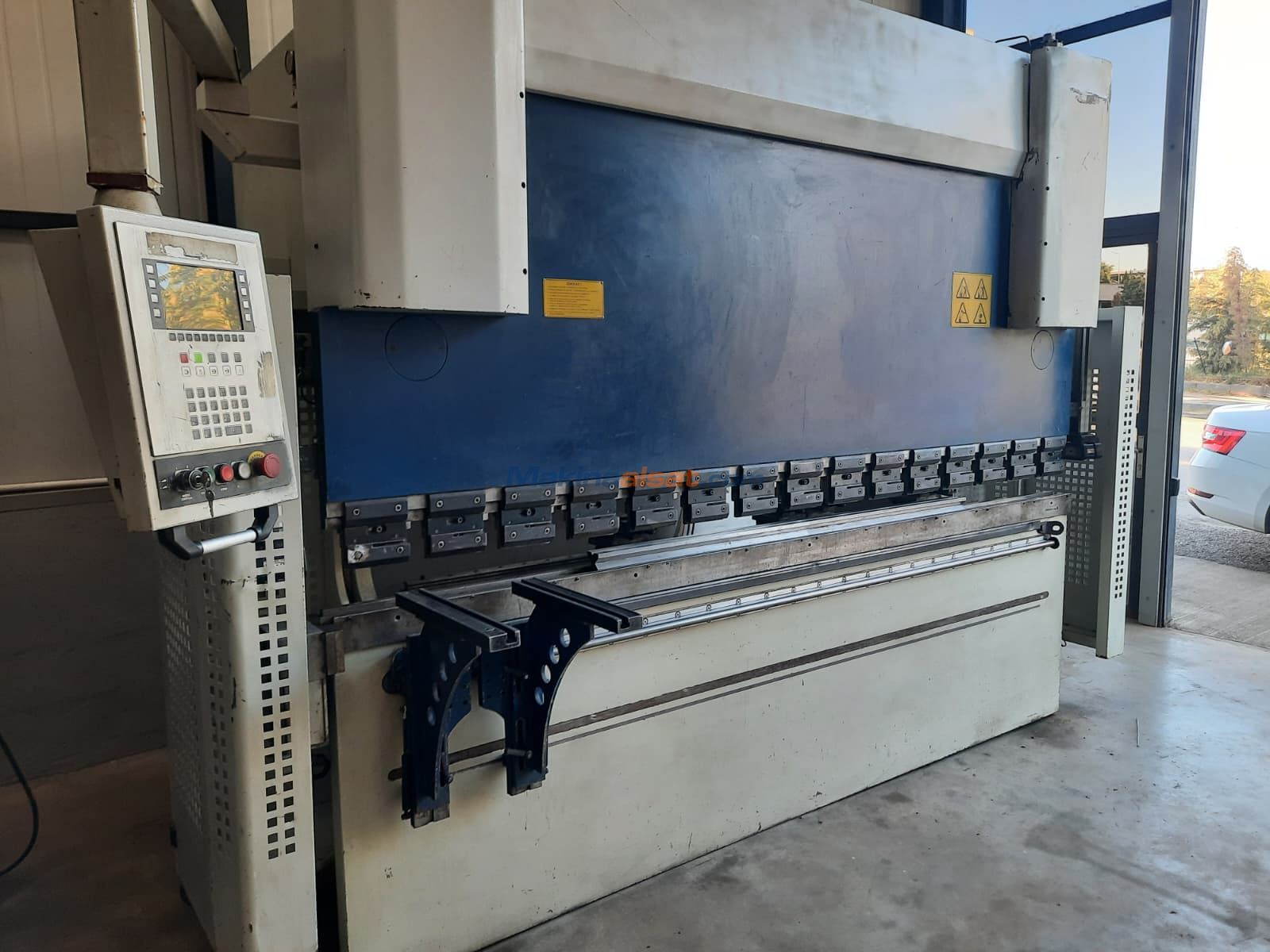 Satılık ikinci el MVD 3 METRE 135 TON 4 EKSEN CNC ABKANT PRES Abkant ...