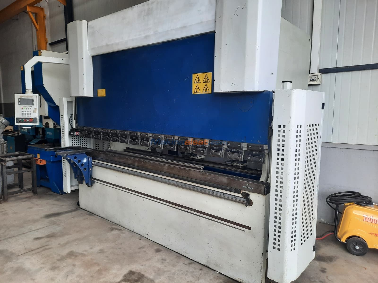 Satılık ikinci el MVD 3 METRE 135 TON 4 EKSEN CNC ABKANT PRES Abkant ...
