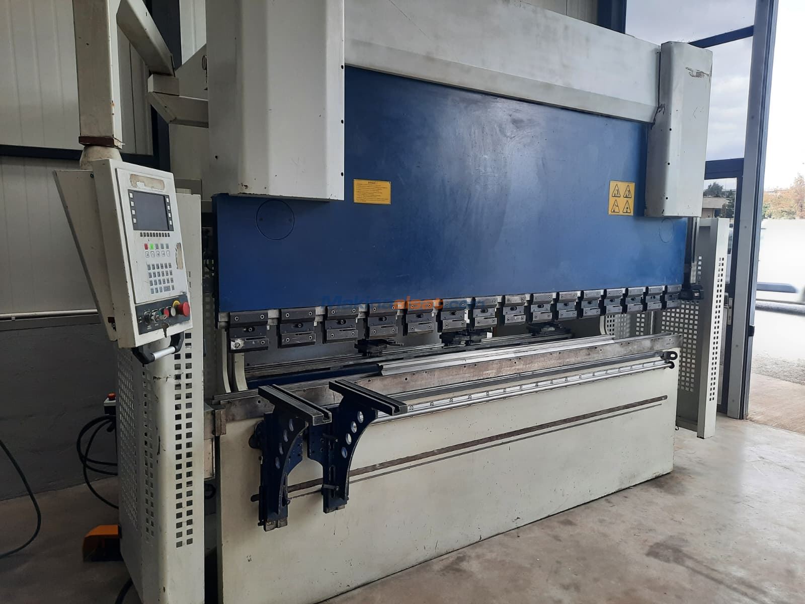 Satılık ikinci el MVD 3 METRE 135 TON 4 EKSEN CNC ABKANT PRES Abkant ...